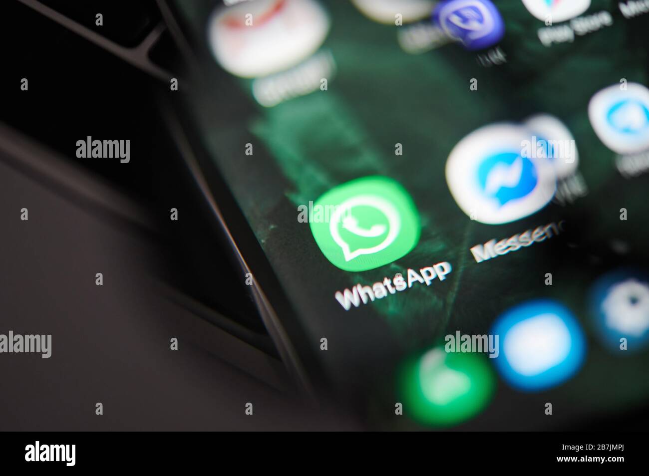 Whatsapp logo icon hi-res stock photography and images - Alamy
