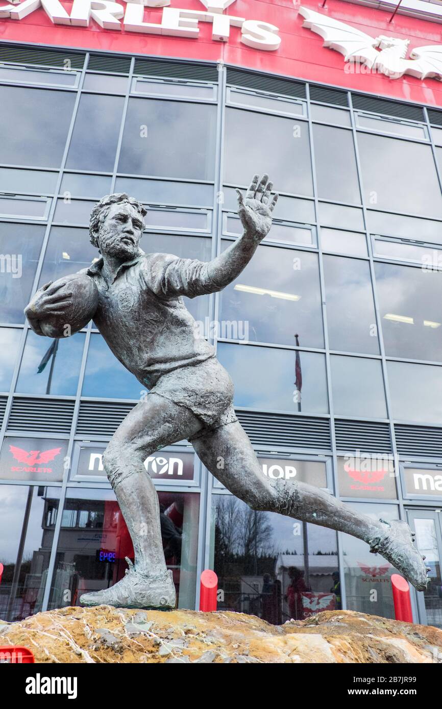 Bronze,statue,of,rugby,legend,the,late,Ray Gravell,outside,Parc Y ...