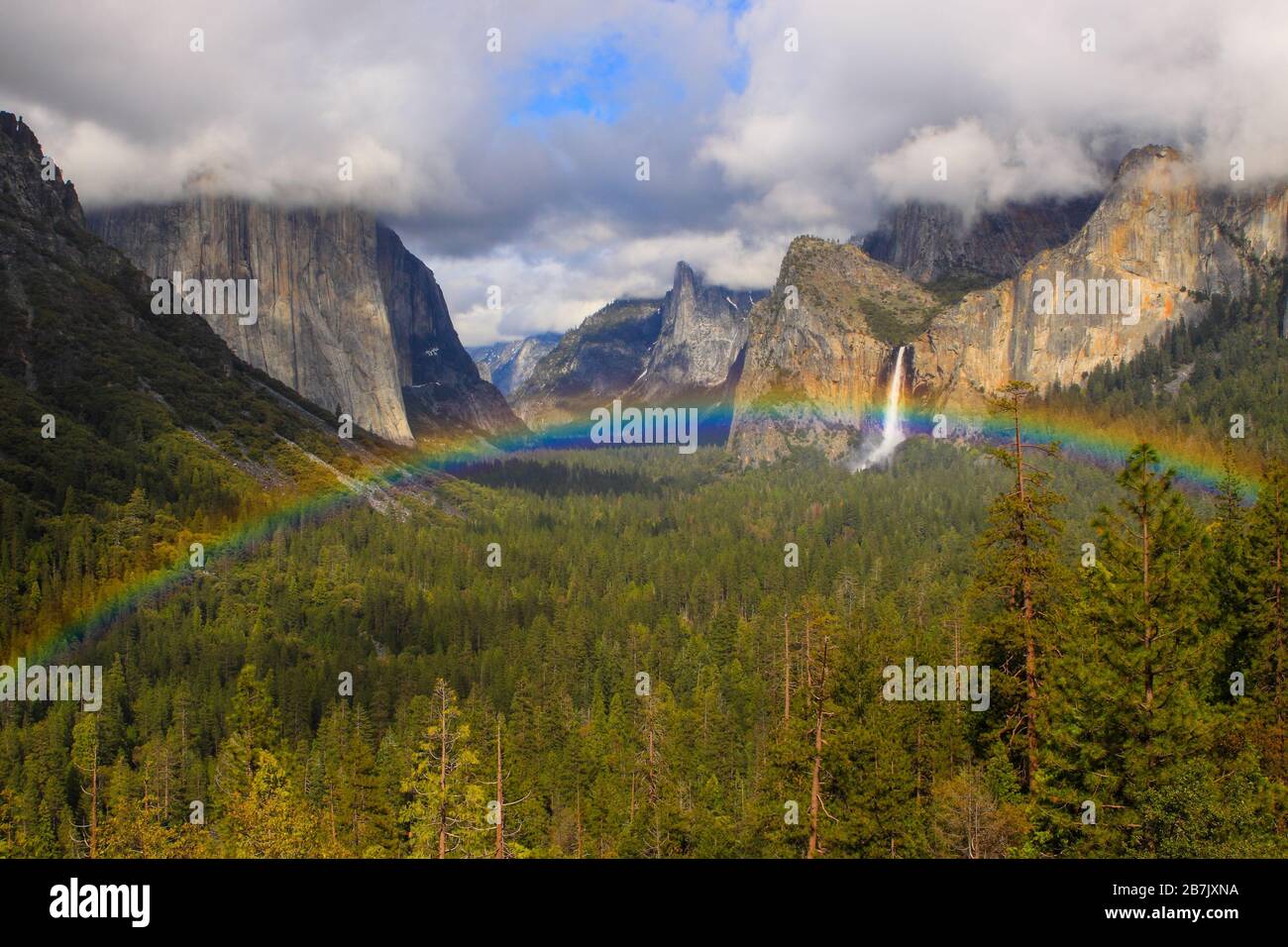 Rainbow waterfalls yosemite national park hi-res stock photography and ...