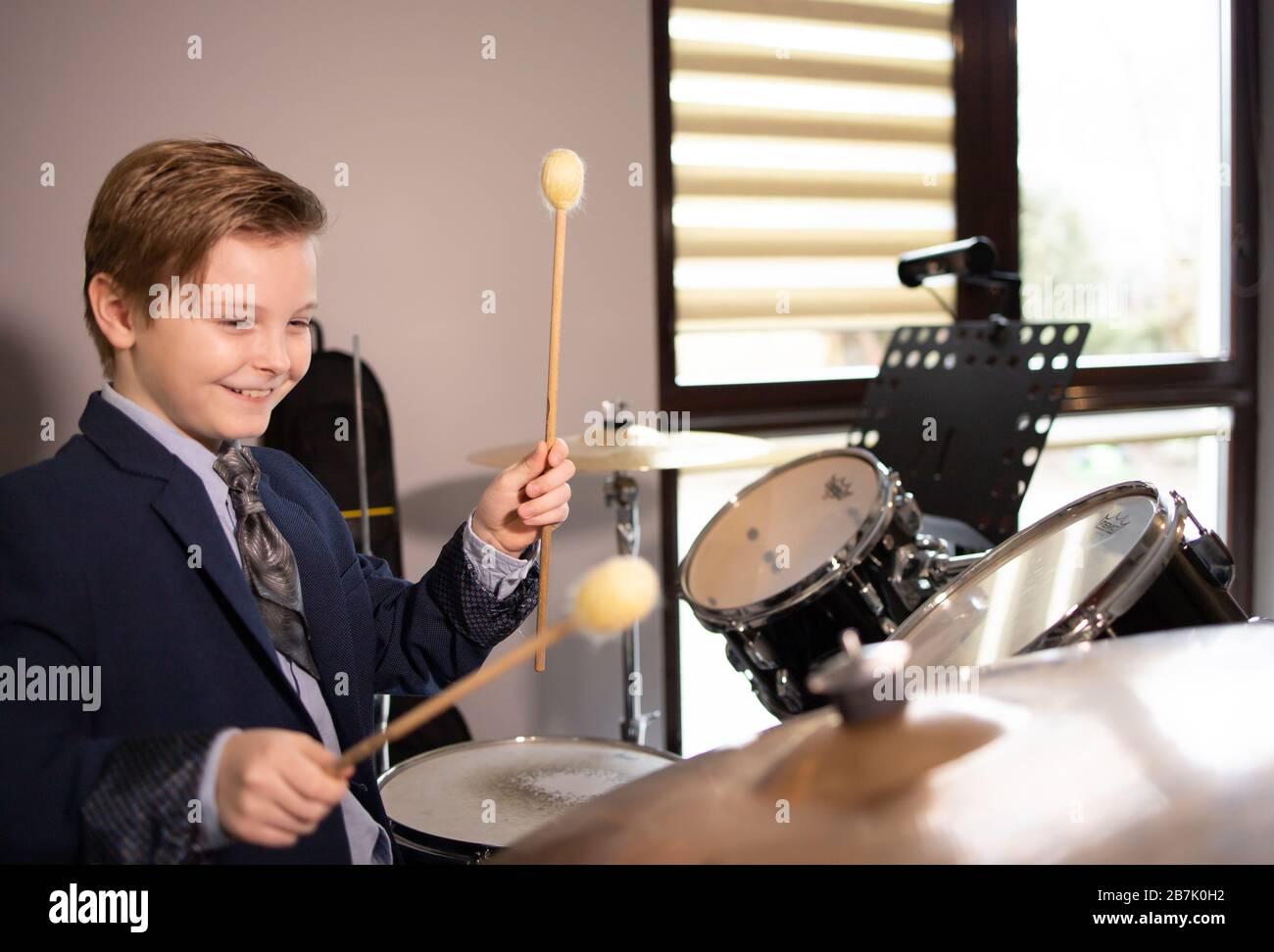 Play the drums hi-res stock photography and images - Alamy