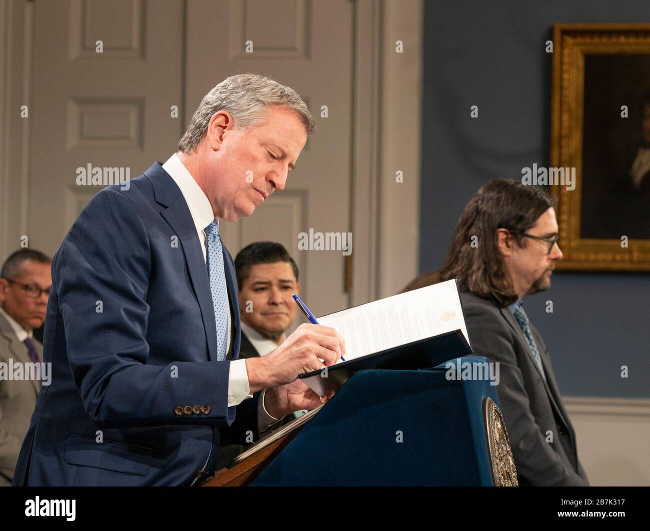 Curb spread hi-res stock photography and images - Alamy