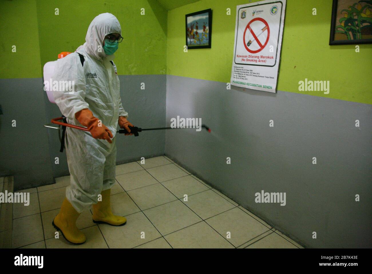 Officers spray disinfectant hi-res stock photography and images - Alamy