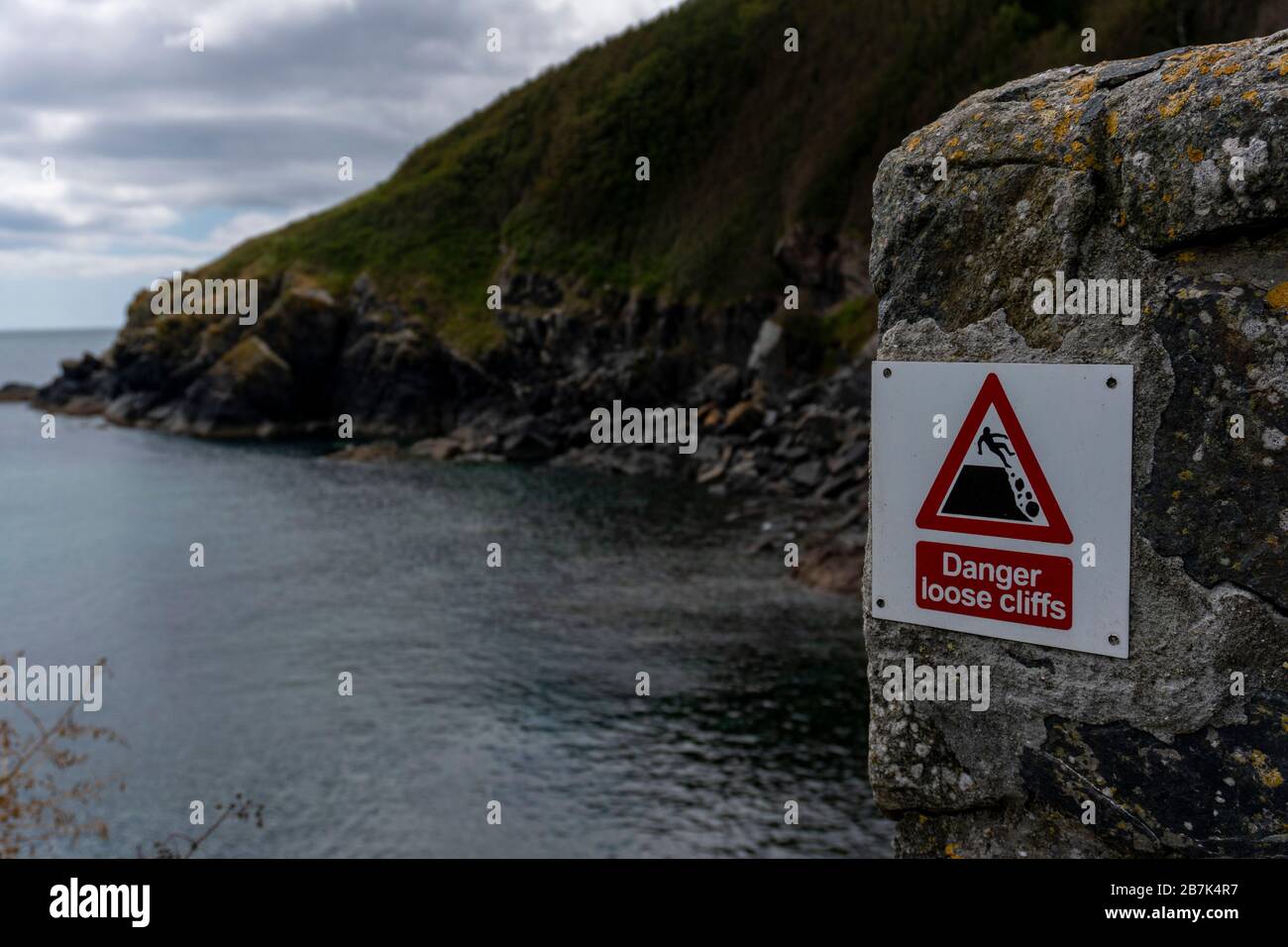 Warning sign loose rocks hi-res stock photography and images - Alamy
