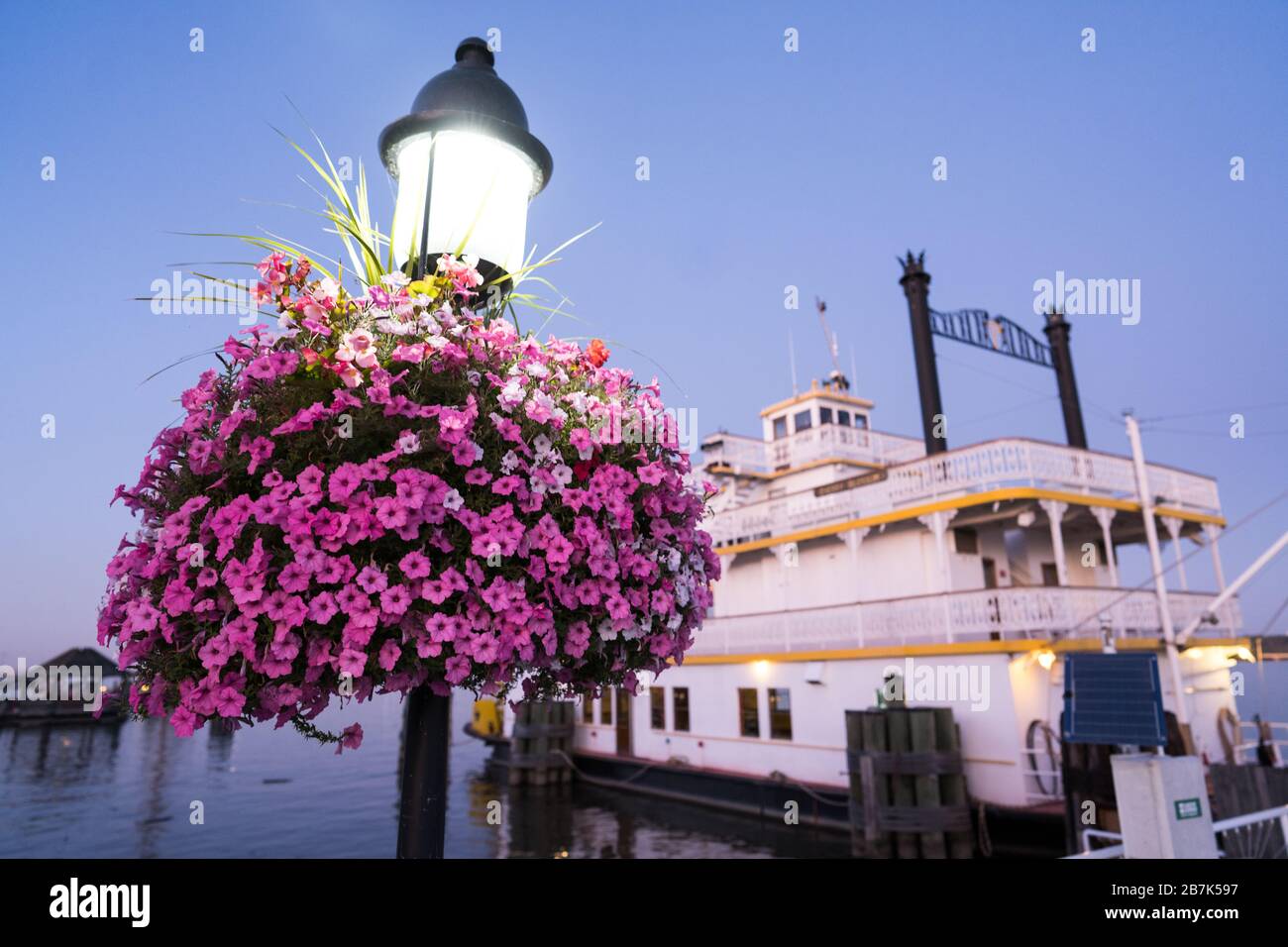 Dc monuments boat tour hi-res stock photography and images - Alamy