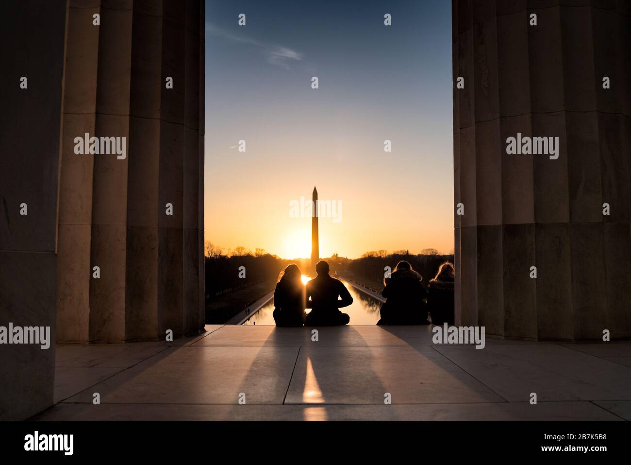 WASHINGTON DC, United States — Visitors watch the sunrise from the ...