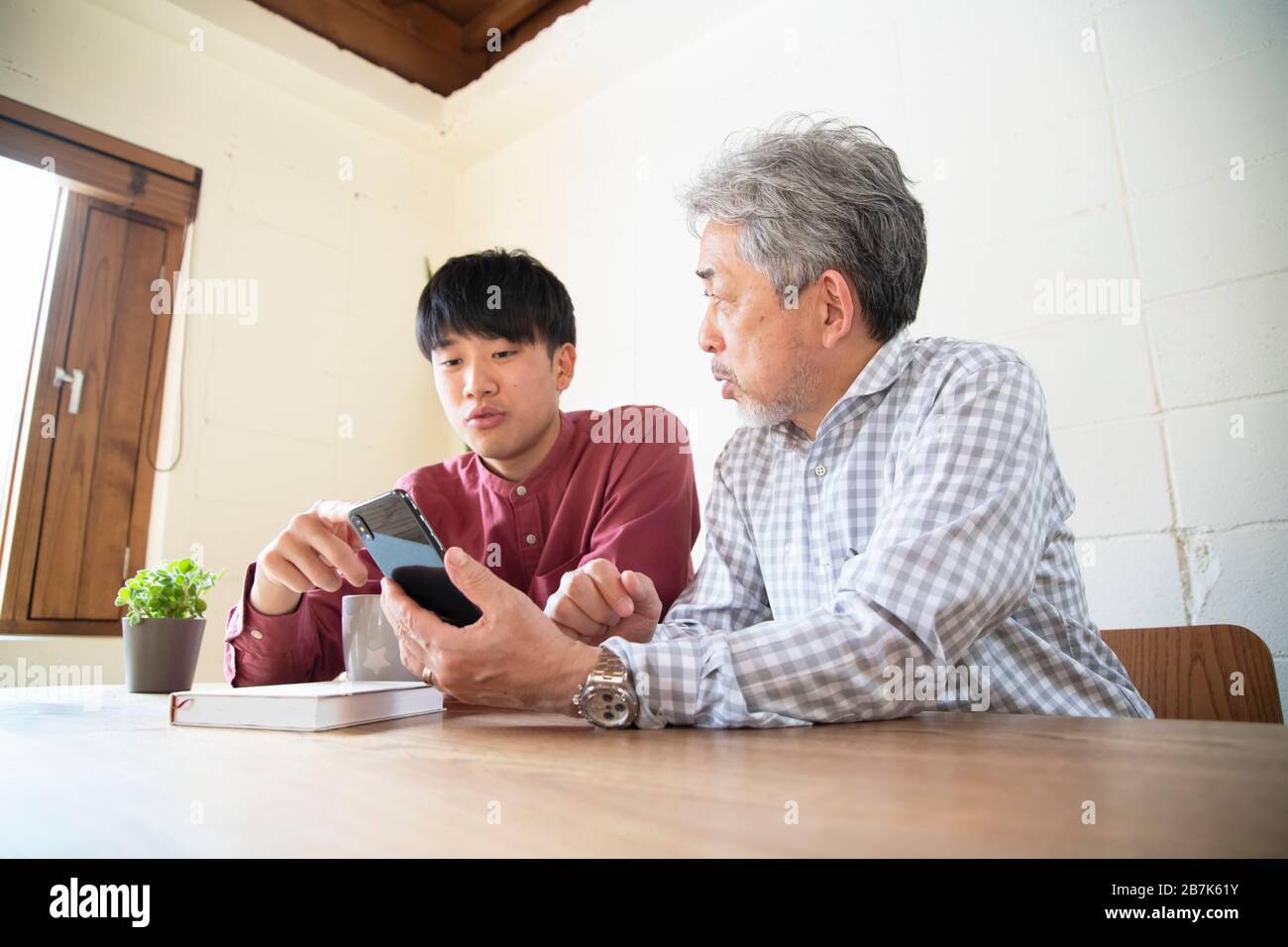 Smartphone cuddle hi-res stock photography and images - Alamy