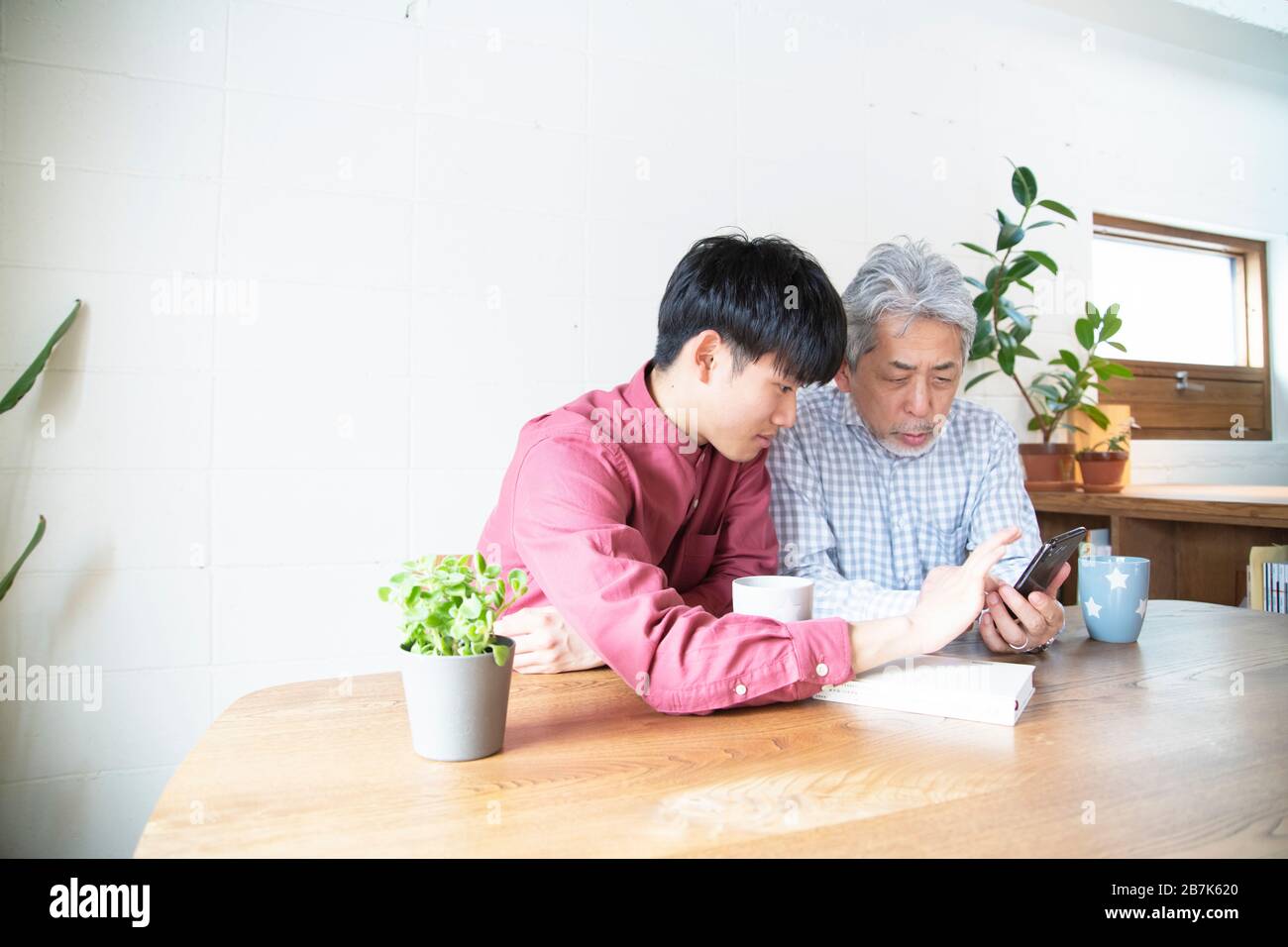 Smartphone cuddle hi-res stock photography and images - Alamy