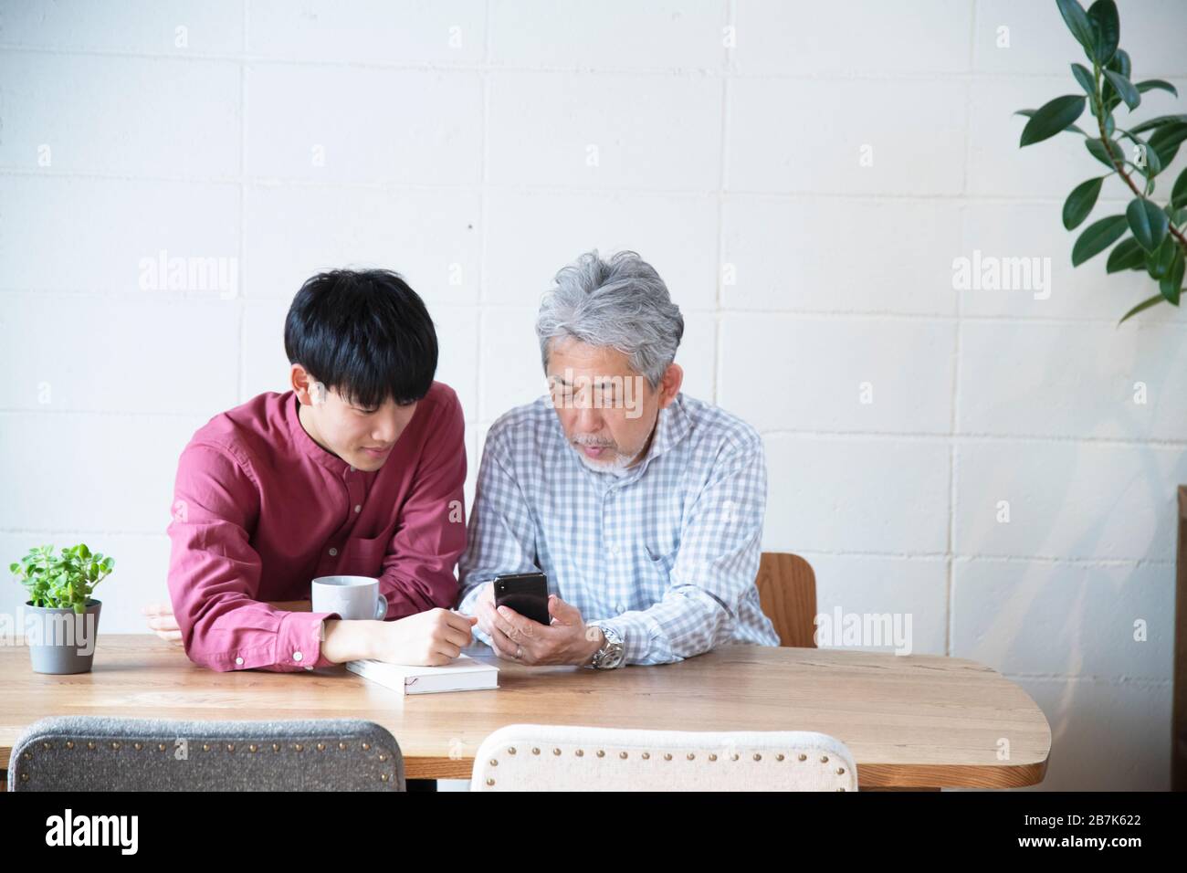 Smartphone cuddle hi-res stock photography and images - Alamy