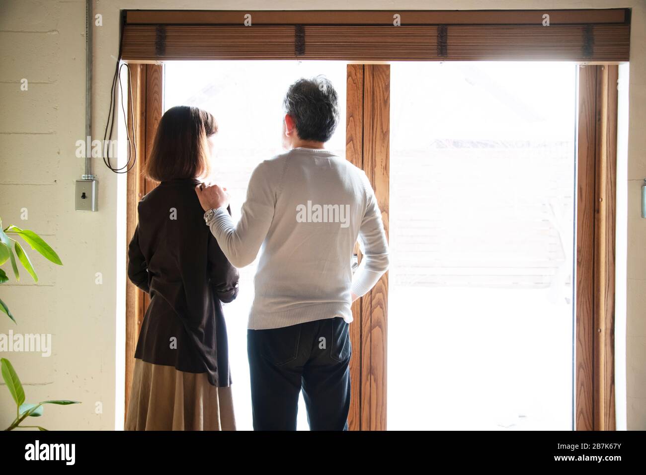 Couple hand on shoulder conversation hi-res stock photography and ...