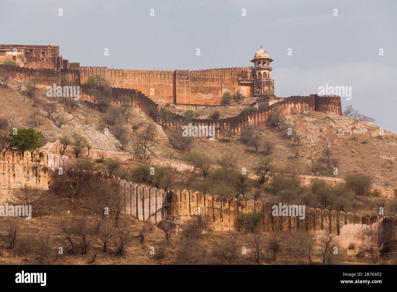 Amer Fort on hillside with its fortified walls Stock Photo - Alamy