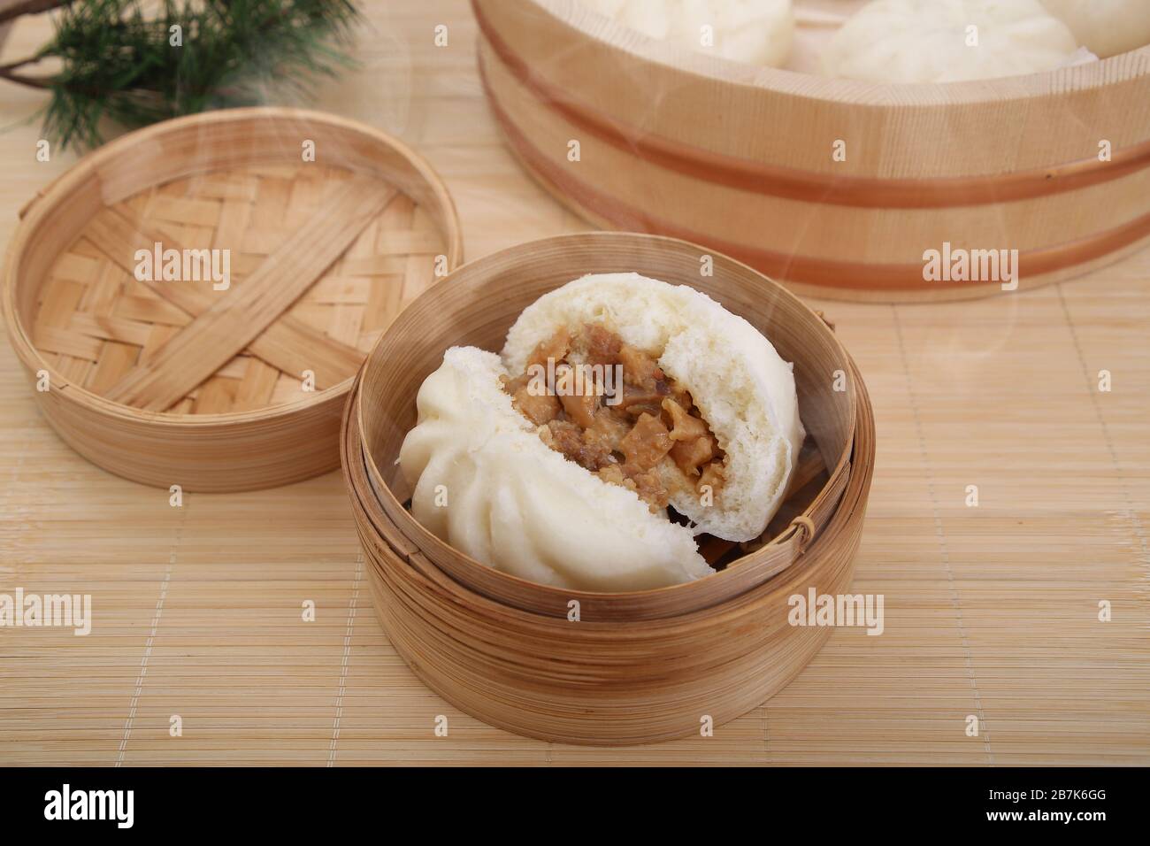 Nikuman (Steamed Meat Bun Stock Photo - Alamy