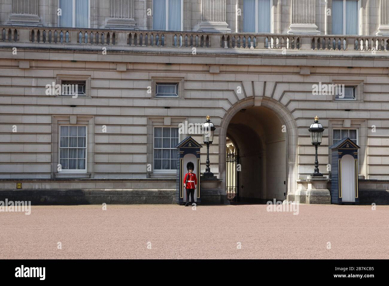 Sentry grenadier guards outside hi-res stock photography and images - Alamy