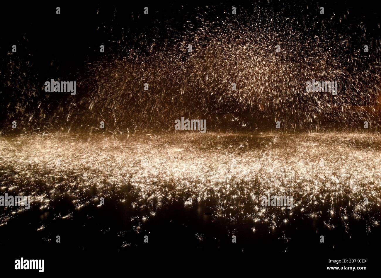 Local blacksmiths make iron flower performance, which is to strike the ...