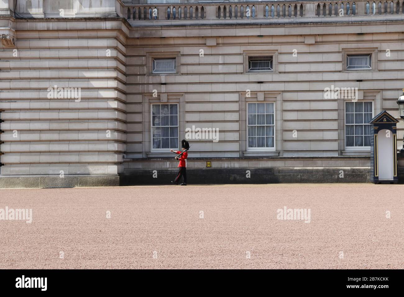 Sentry grenadier guards outside hi-res stock photography and images - Alamy