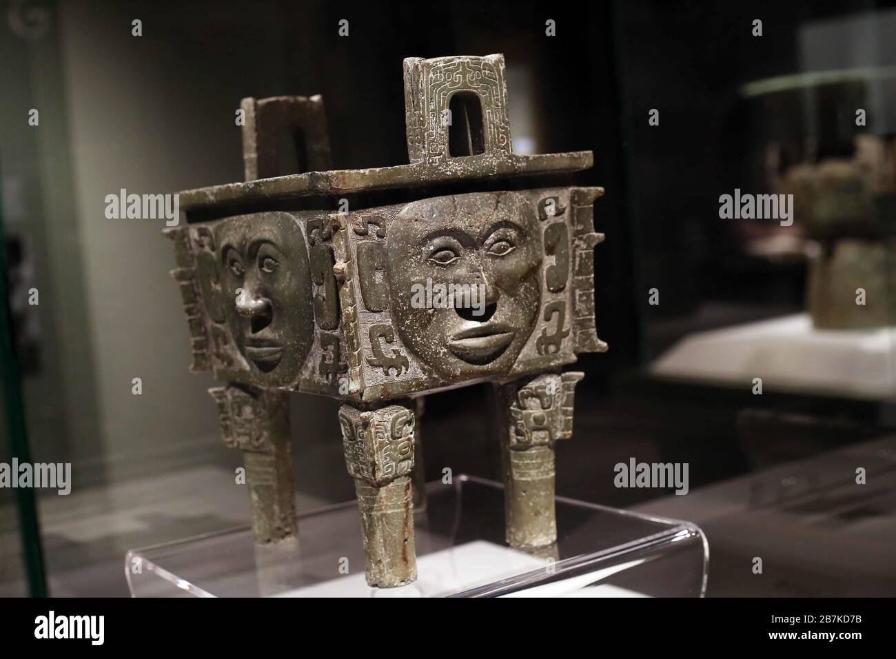 Shanghai museum bronze hi-res stock photography and images - Alamy