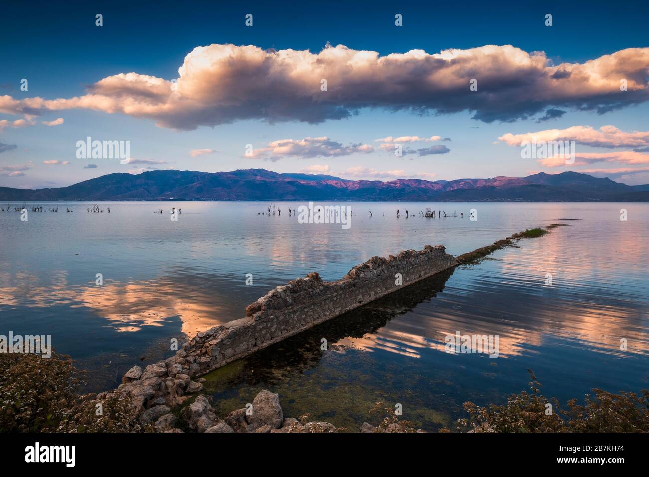 --FILE--The view of sky and sceneries reflected on Erhai, also known as ...
