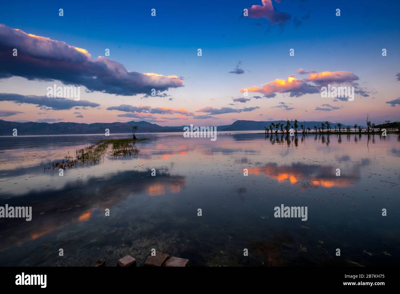 --FILE--The view of sky and sceneries reflected on Erhai, also known as ...