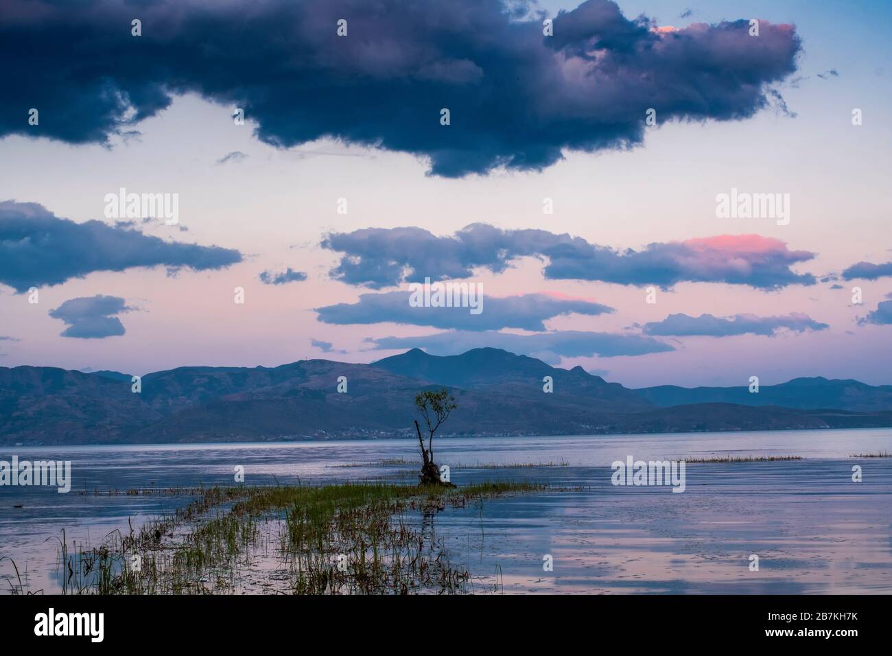 --FILE--The view of sky and sceneries reflected on Erhai, also known as ...