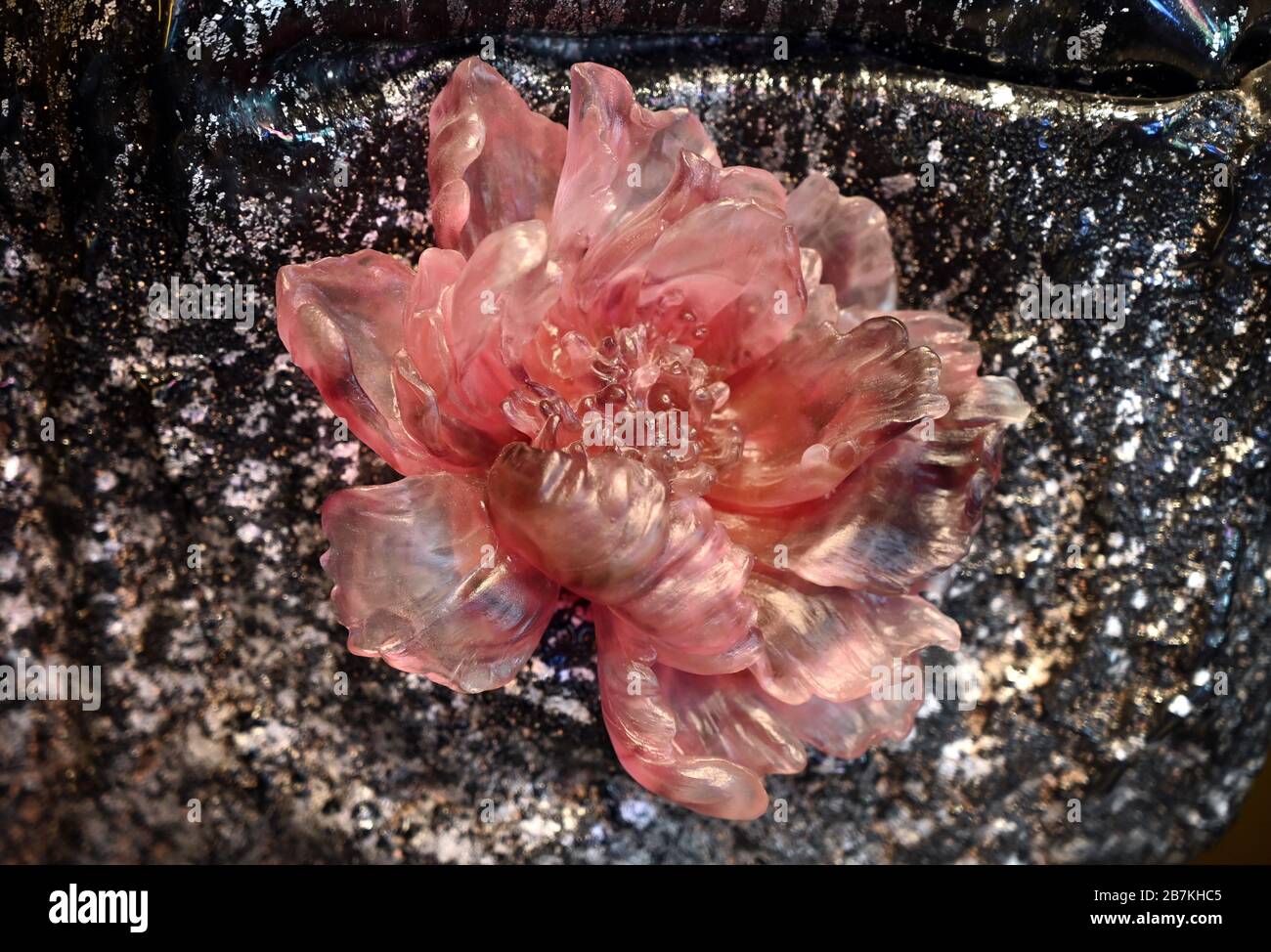 --FILE--Artworks made of liuli, colored glaze, which resemble flowers ...