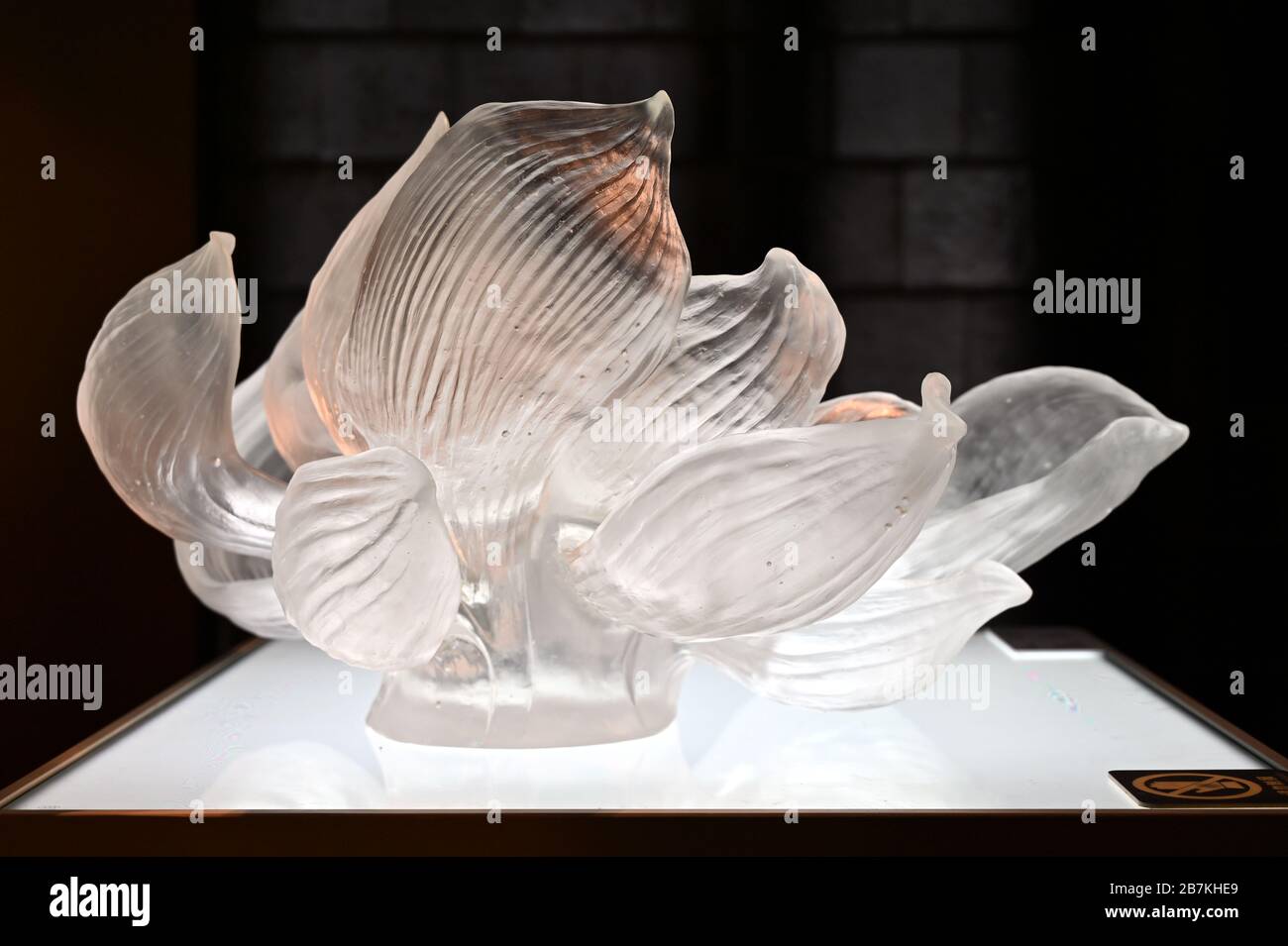 --FILE--Artworks made of liuli, colored glaze, which resemble flowers ...