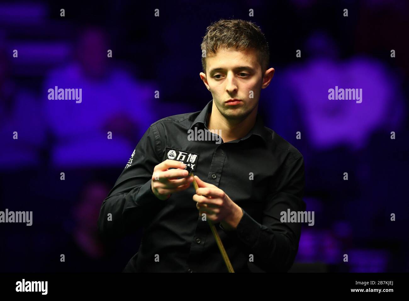 Professional snooker player hi-res stock photography and images - Alamy