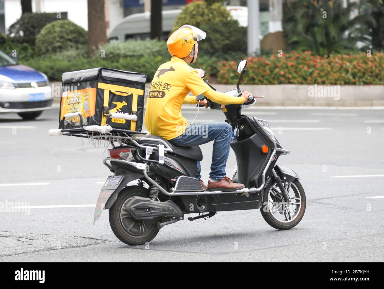 China shanghai deliveryman hi-res stock photography and images - Alamy