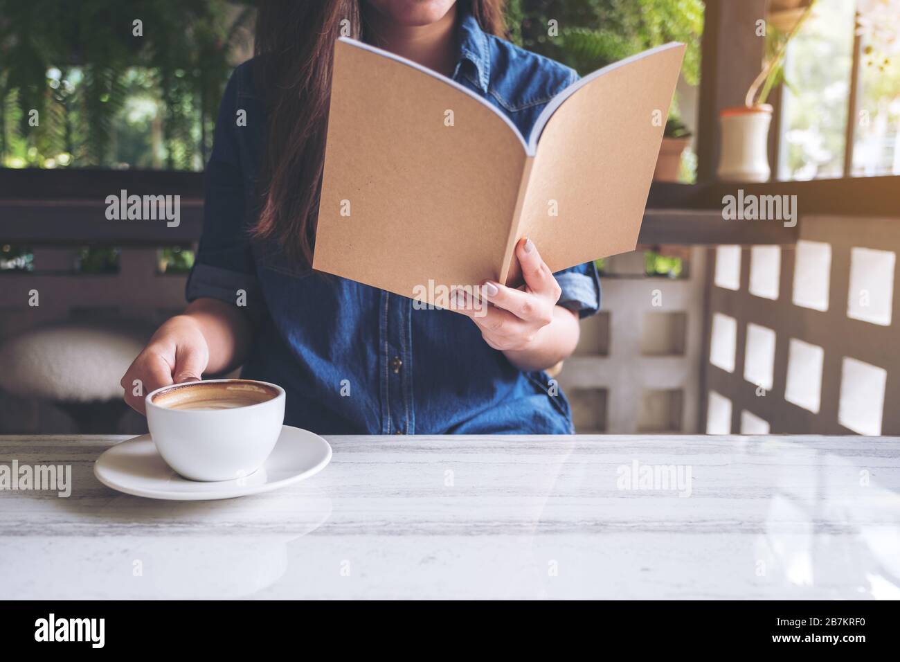 Beautiful girl sitting cafe reading hi-res stock photography and images ...