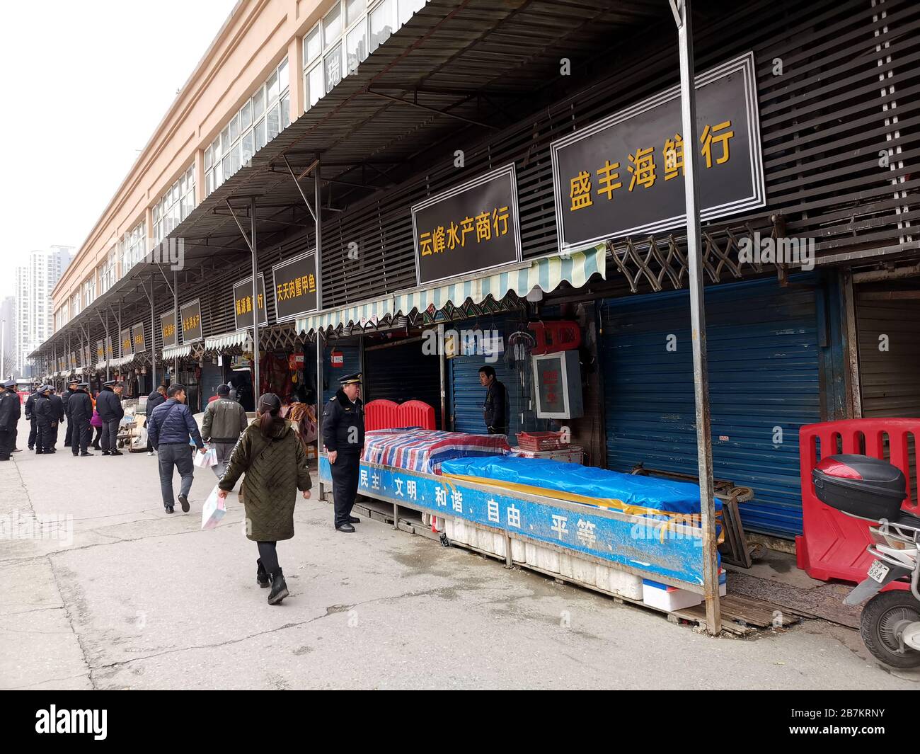 Huanan seafood wholesale market hi-res stock photography and images - Alamy