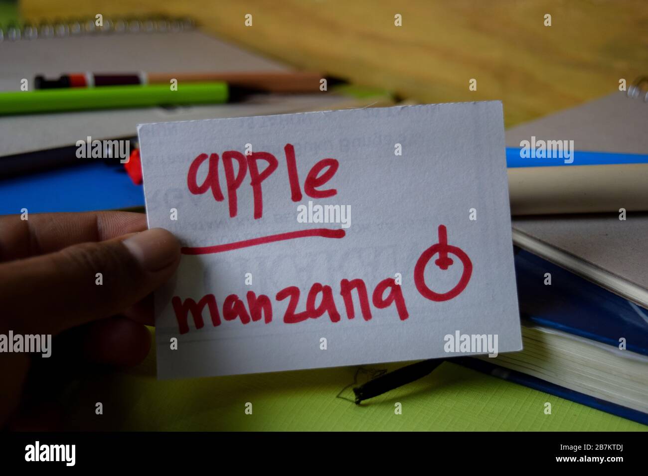 Manzana write on a sticky note isolated on Office Desk. Learning ...