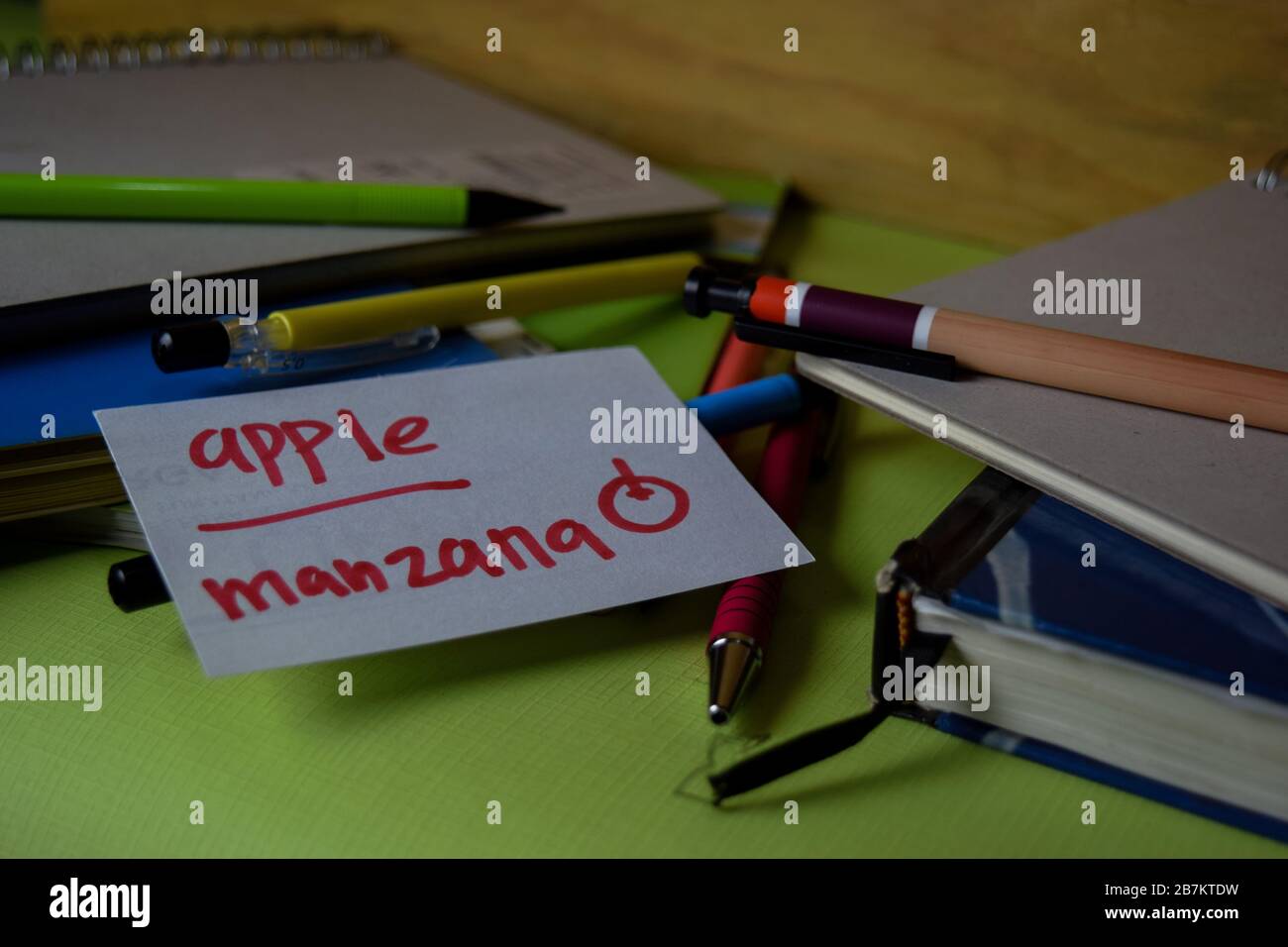Manzana write on a sticky note isolated on Office Desk. Learning ...