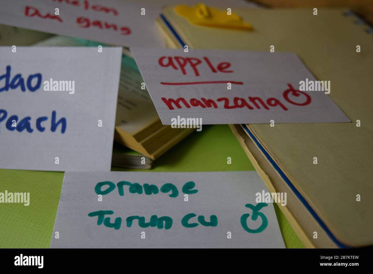 Manzana write on a sticky note isolated on Office Desk. Learning ...