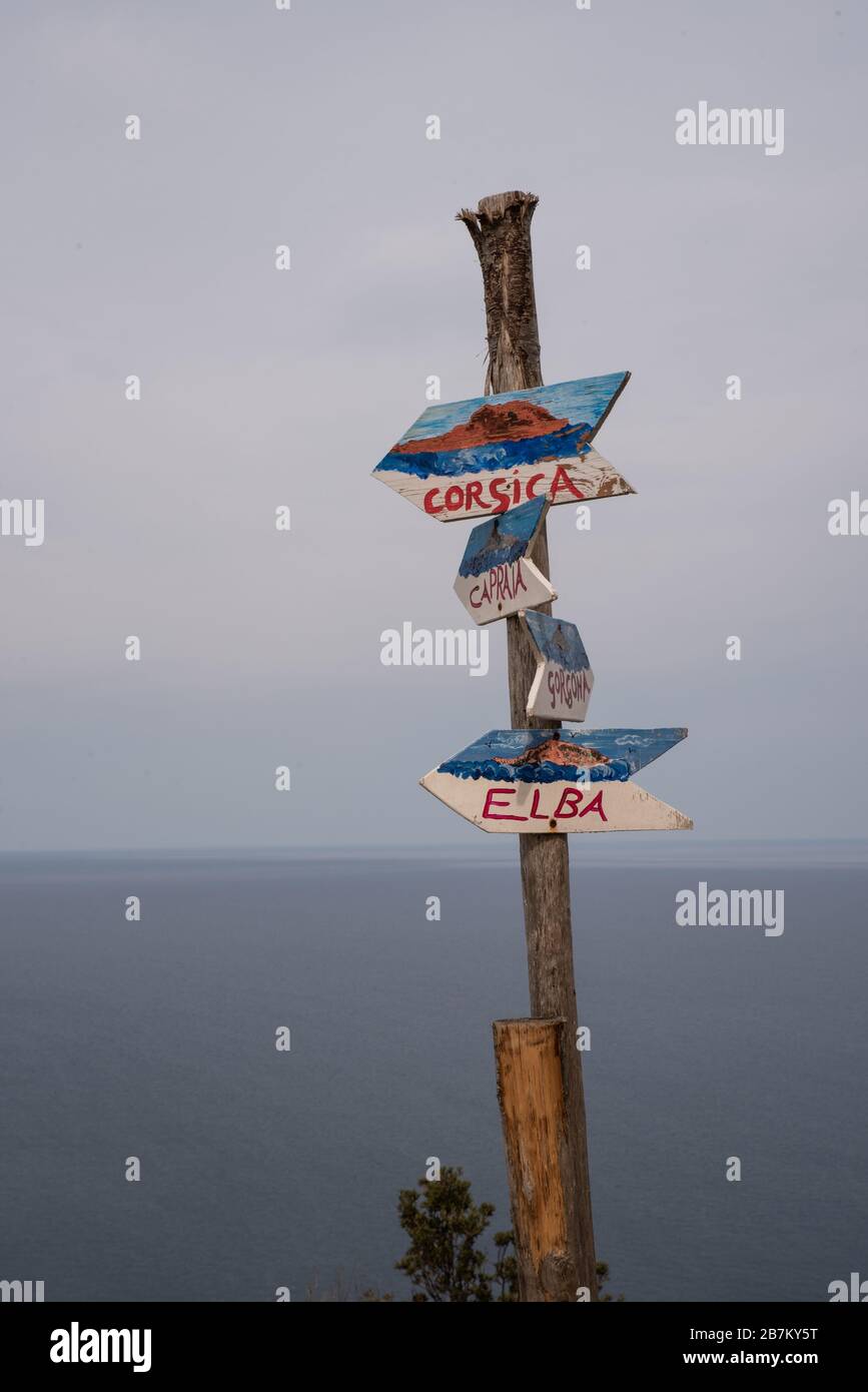 Four ways arrow hi-res stock photography and images - Alamy