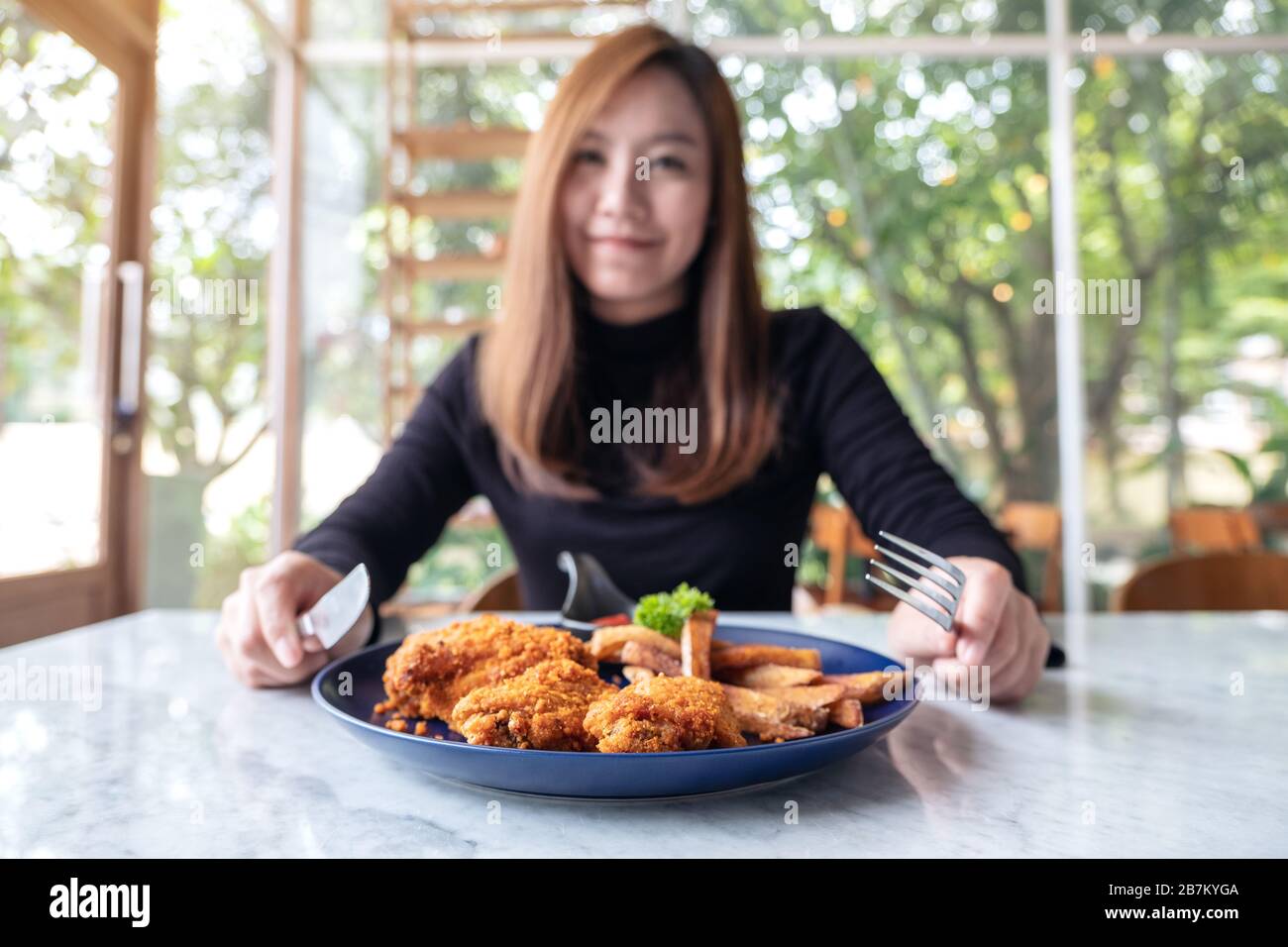 Asian woman eating fried chicken hi-res stock photography and images ...