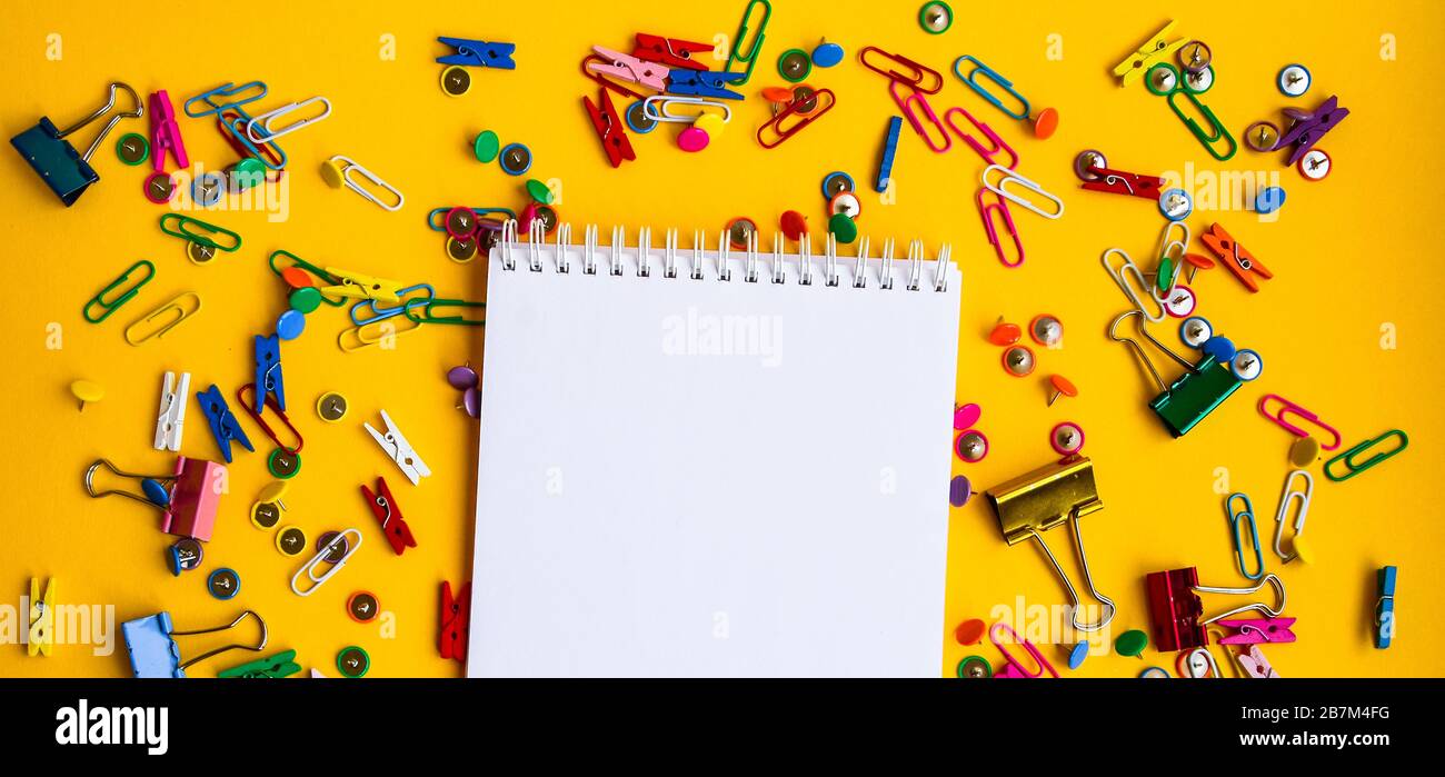 Yellow notepad red pin needle hi-res stock photography and images - Alamy