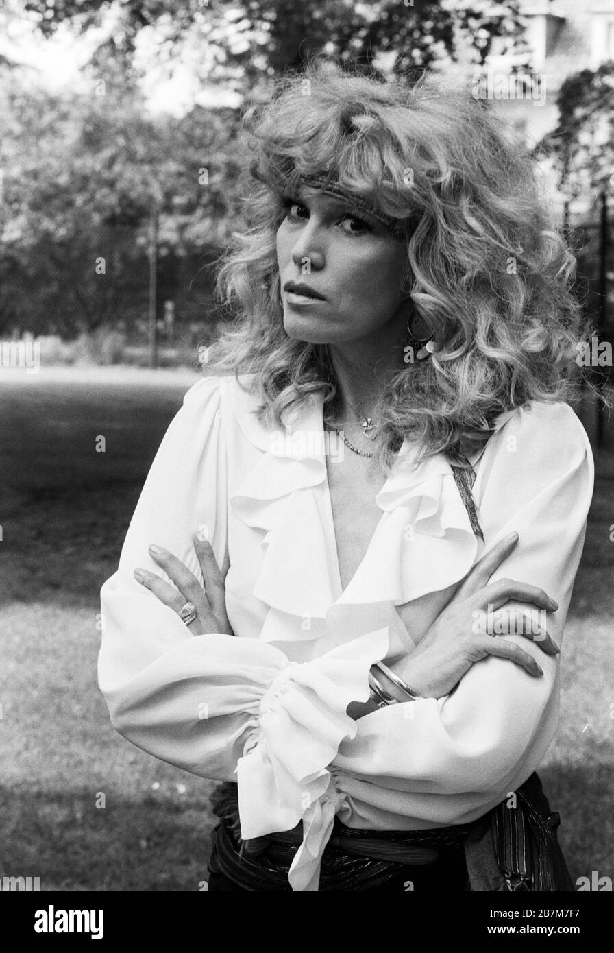 Amanda Lear, Sängerin, Malerin und Schauspielerin, bei einem ...