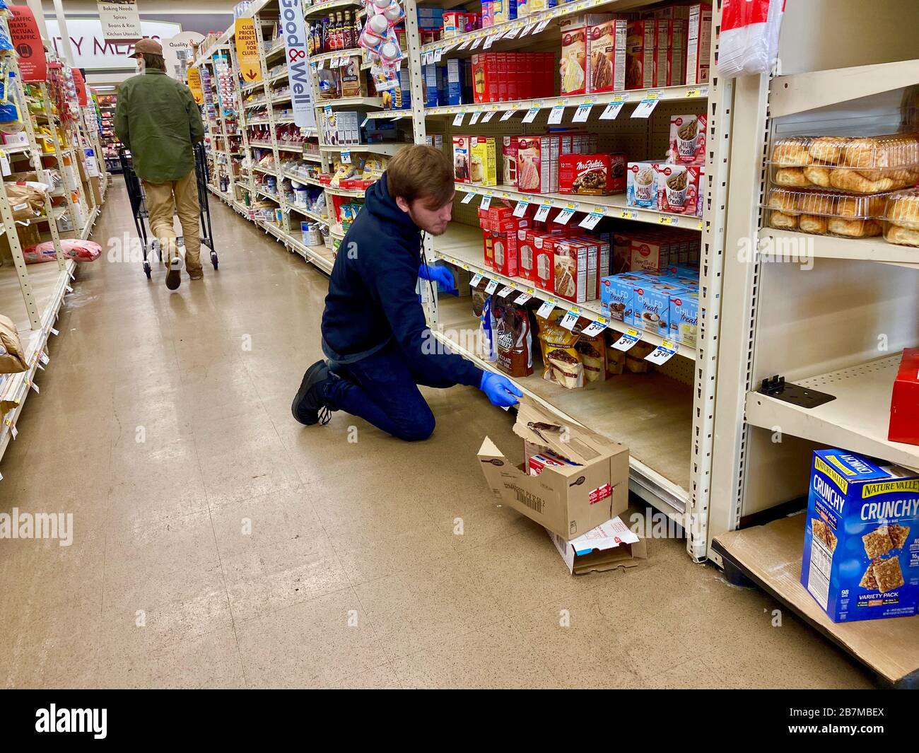 Grocery store restocking march 2020 hi-res stock photography and images ...