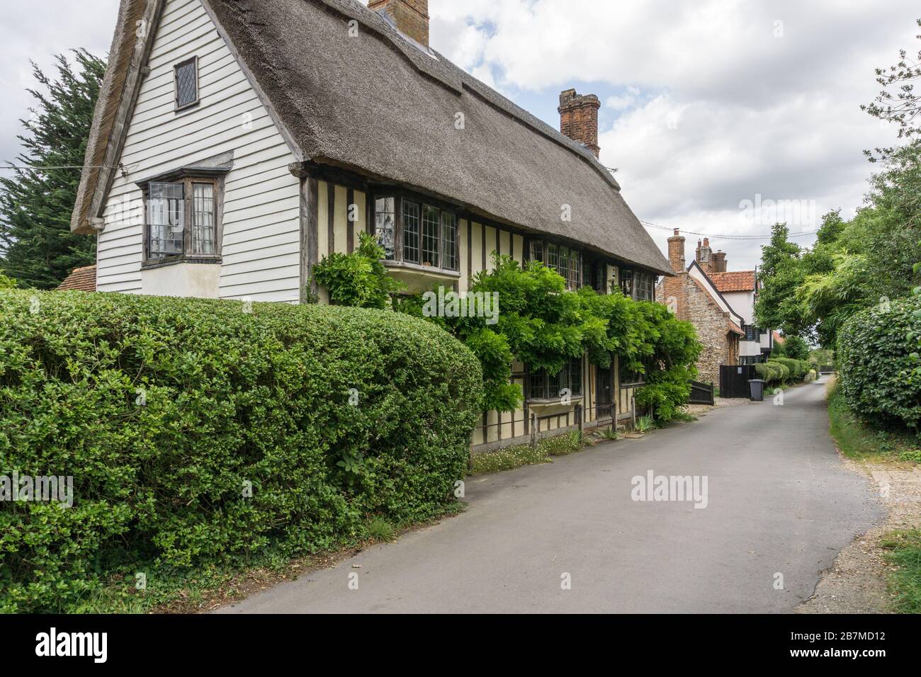 Half timbered thatched cottage hi-res stock photography and images - Alamy