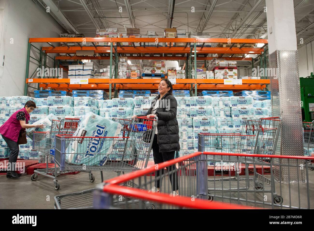 Costco shoppers toilet paper hi-res stock photography and images - Alamy