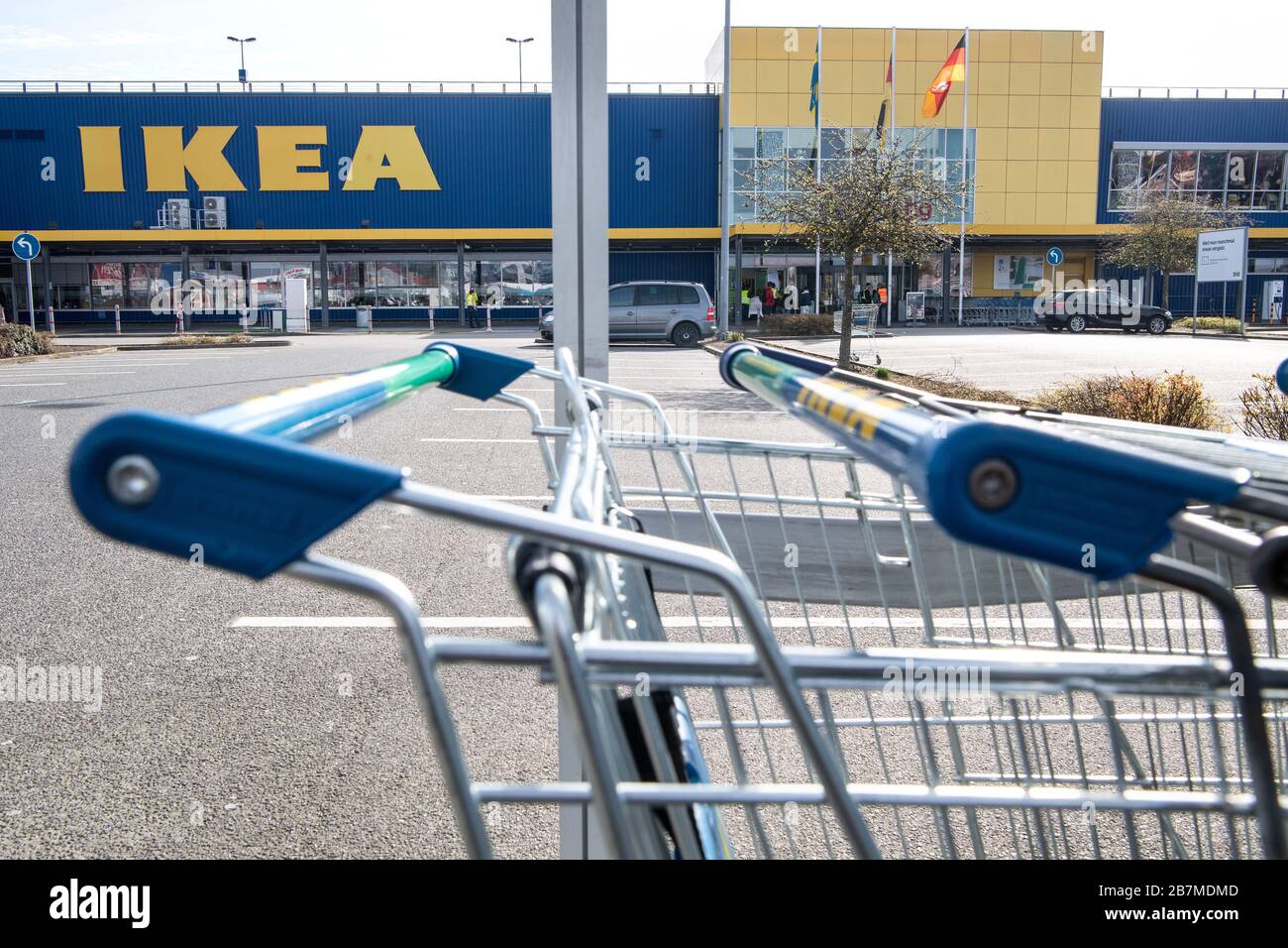 Stuhr, Germany. 17th Mar, 2020. Only a few cars are still parked in the ...