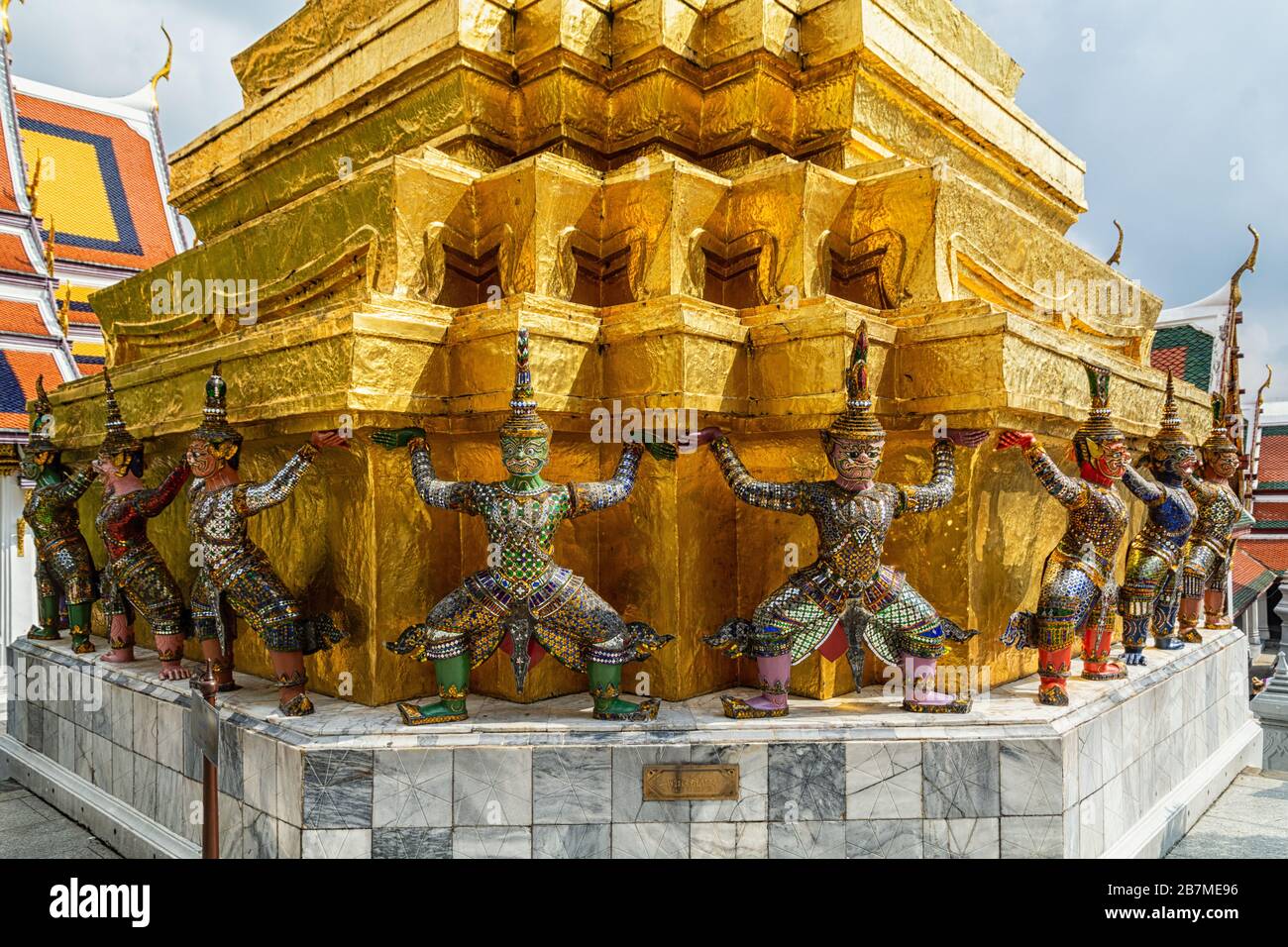 Gold sculptures hi-res stock photography and images - Alamy