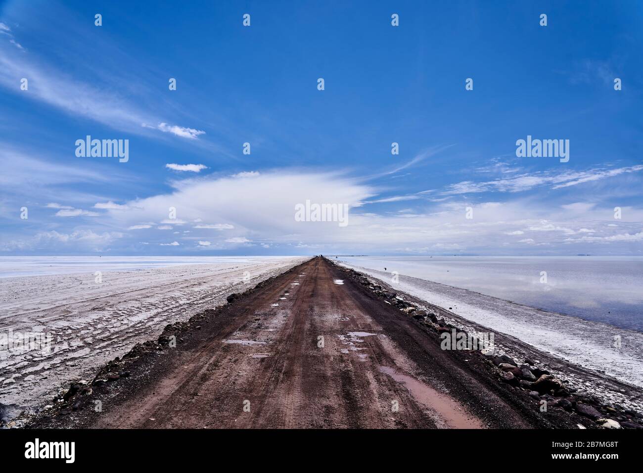Salt road with markers at Salar de Uyuni Bolivia Stock Photo - Alamy