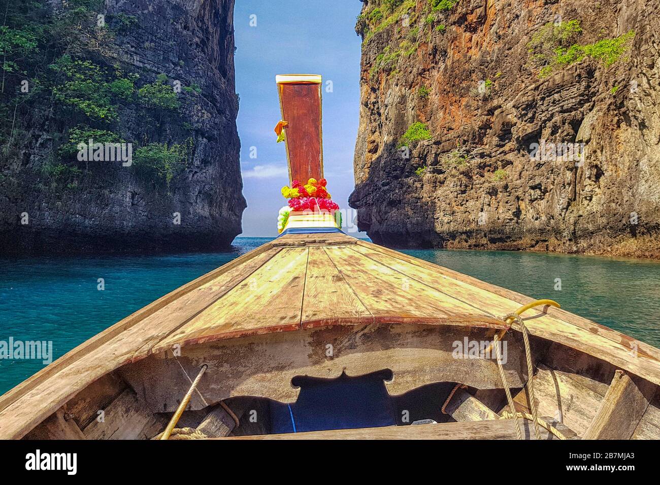 With the long-tail boat to Wang Long Bay on Koh Phi Phi Stock Photo - Alamy