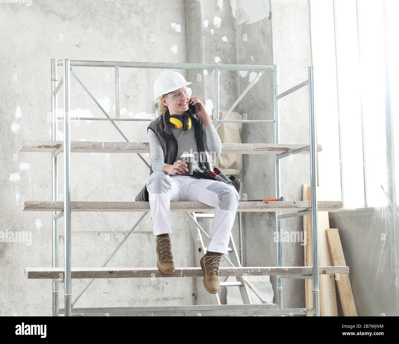 Sitting on scaffolding hi-res stock photography and images - Alamy