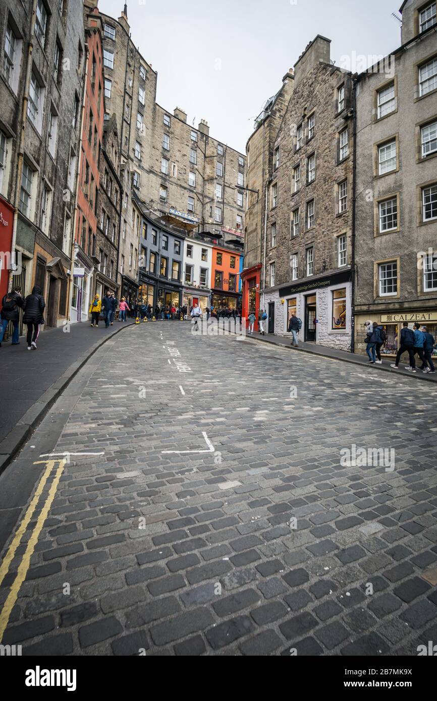 Edinburgh curved street hi-res stock photography and images - Alamy