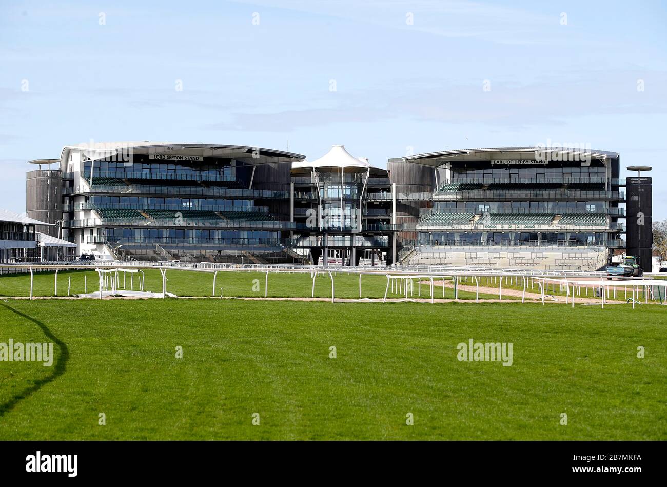 Aintree grand national grandstand hi-res stock photography and images ...