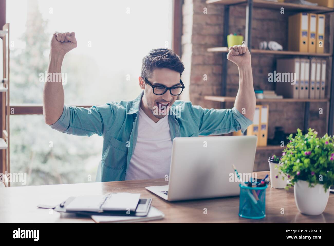 Computer screen screaming hi-res stock photography and images - Alamy
