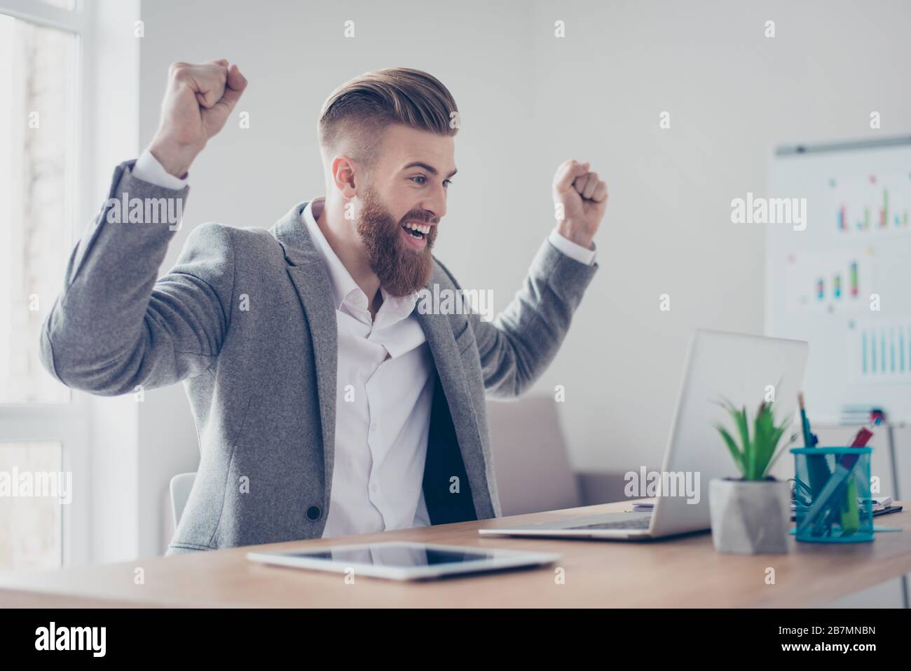 Celebrating at desk hi-res stock photography and images - Alamy