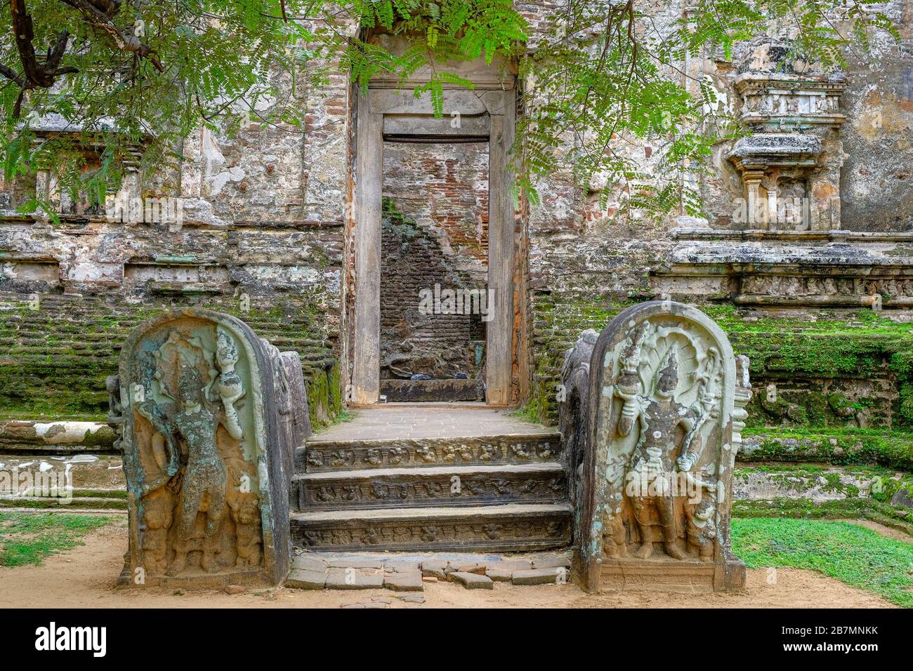 Lankatilaka Buddhist temple in Polonnaruwa, Sri Lanka Stock Photo - Alamy