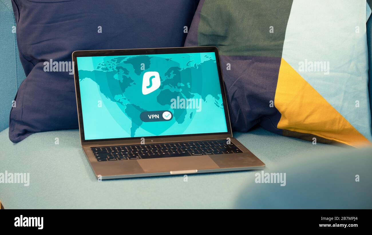 Hacker macbook hi-res stock photography and images - Alamy