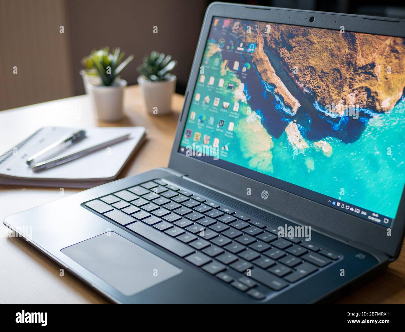 Windows 10 hi-res stock photography and images - Alamy